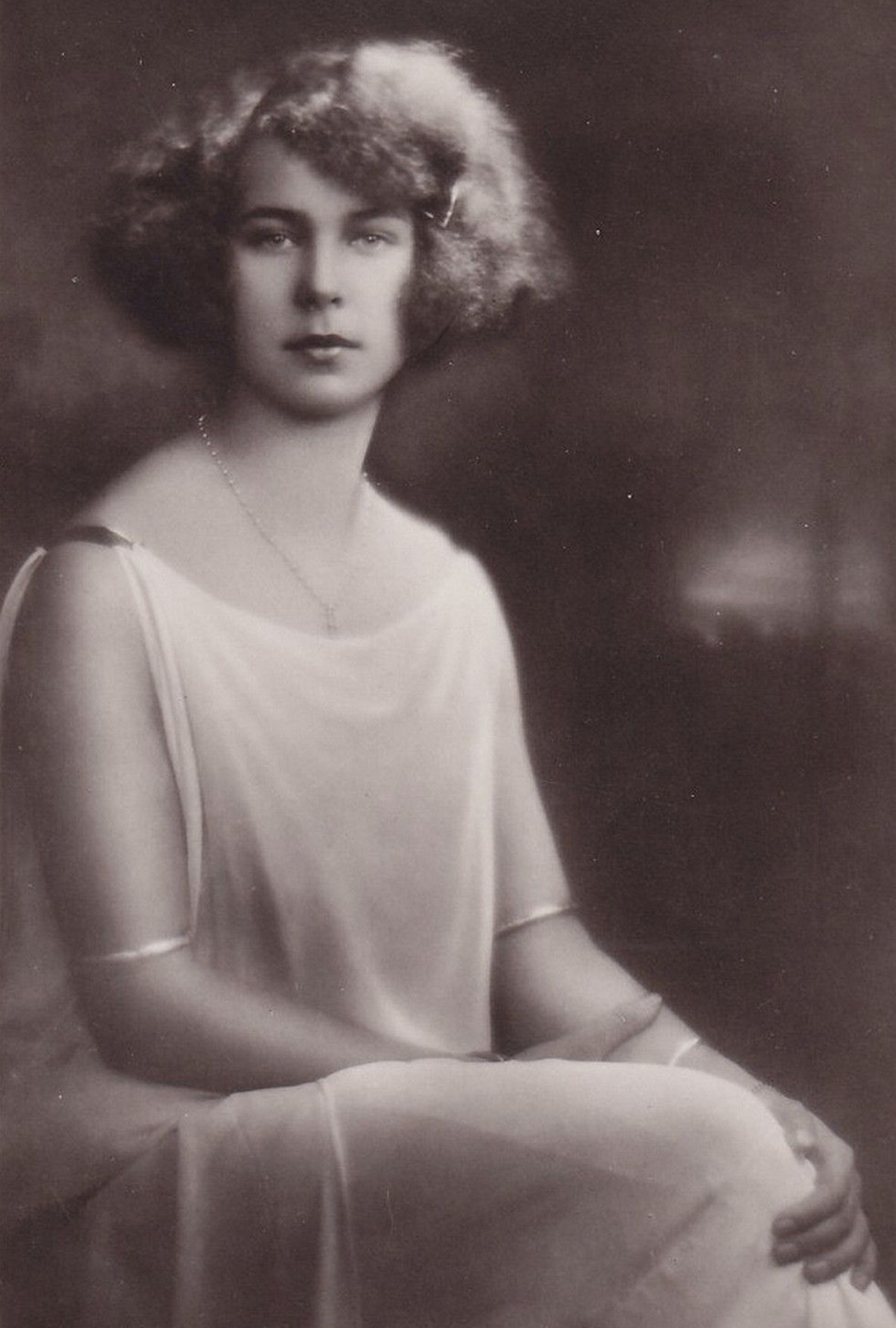 Dal 5 agosto, gli abiti di corte di Maria Josè di Savoia in esposizione ...