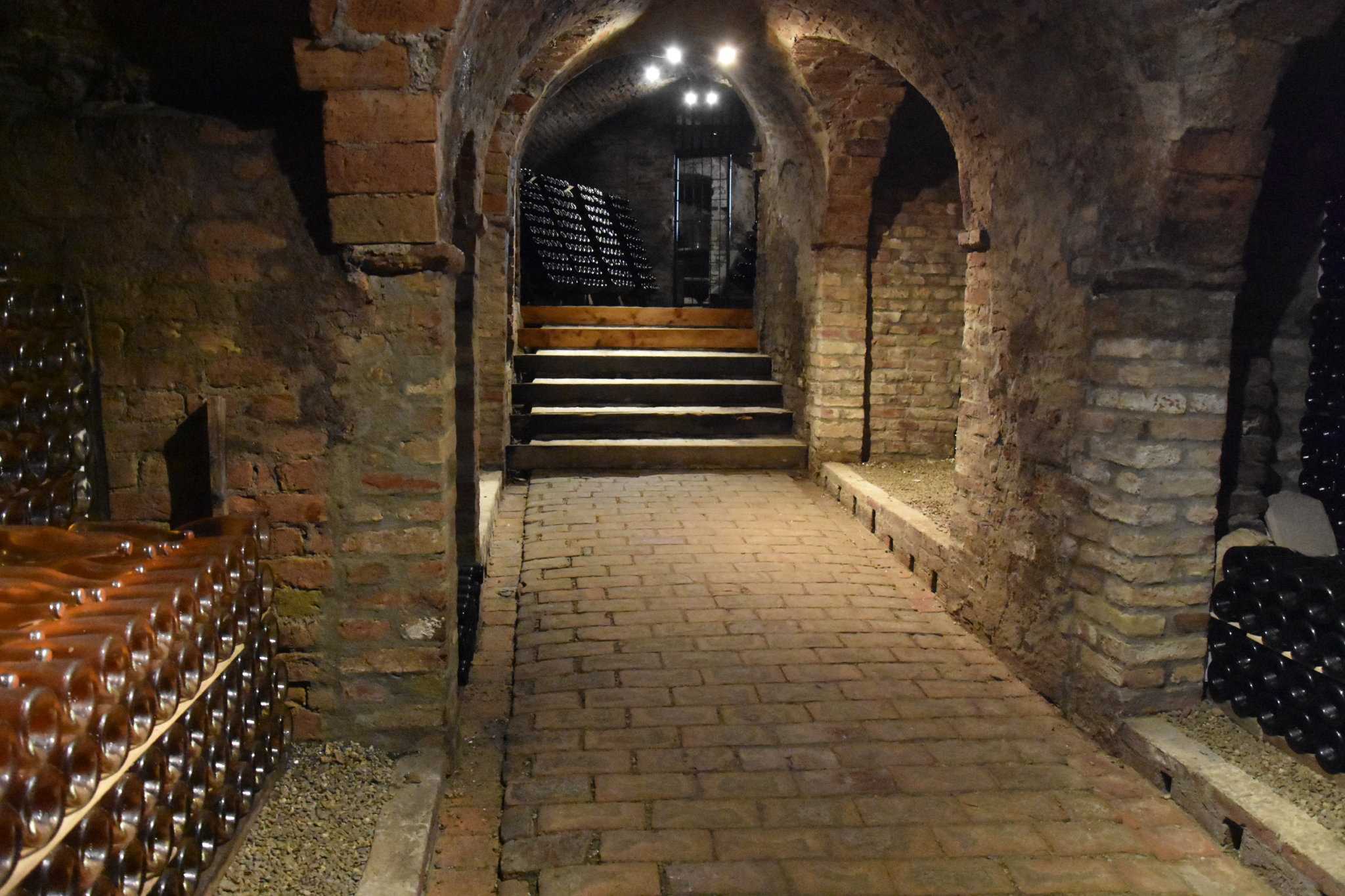 Le cantine del “Castello di Neive”, alle origini del Barbaresco moderno ...