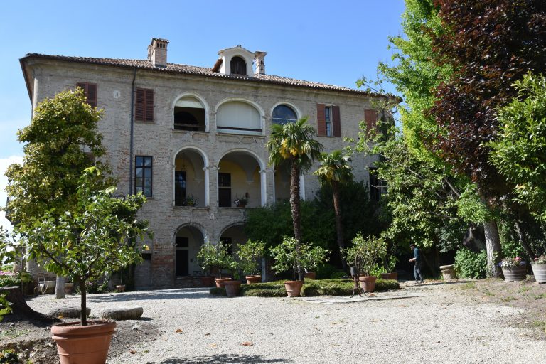 Le cantine del “Castello di Neive”, alle origini del Barbaresco moderno ...